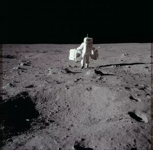 معرض الصور الكامل للصور من المهمة الأمريكية على سطح القمر 41642_9