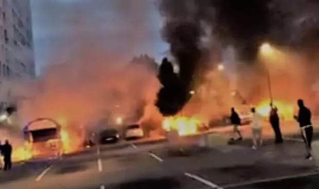 Nombor Foto 1 - Geng Belia dibakar lebih dari seratus kereta di Sweden (video)
