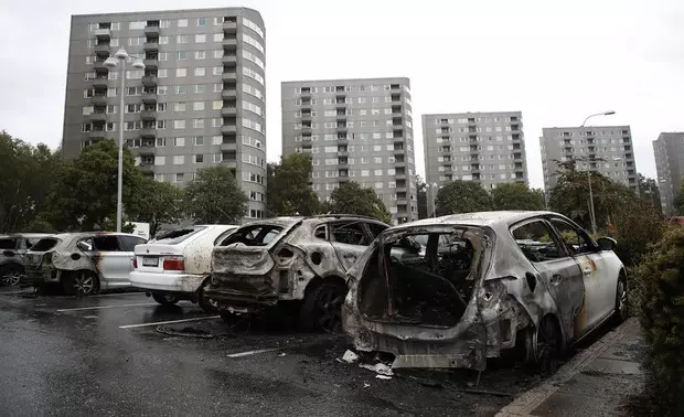 Foto Nummer 2 - Jugend Gangs verbrannt iwwer d'Nuecht méi wéi honnert Autoen a Schweden (Video)