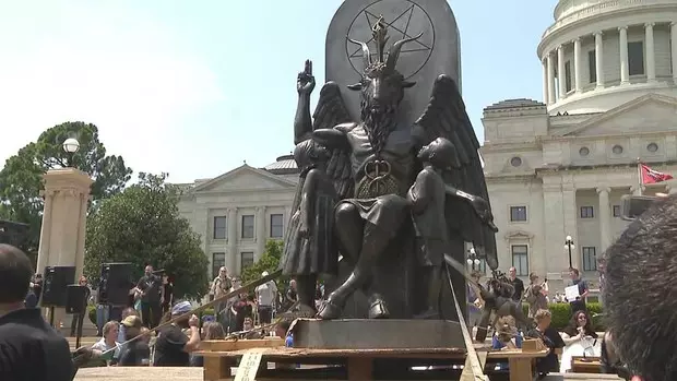 Foto número 1 - Ativistas instalados a Estátua de 2,5 metros de Satanás em resposta a uma estátua com 10 mandamentos