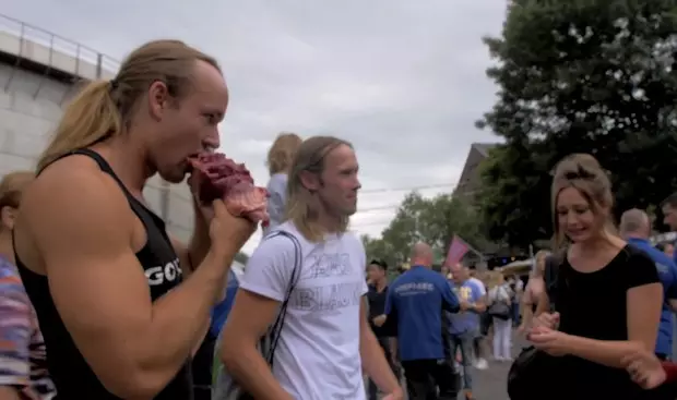 Foto №1 - Dude solli mish të papërpunuar në festivalin vegan dhe filloi atë (video)