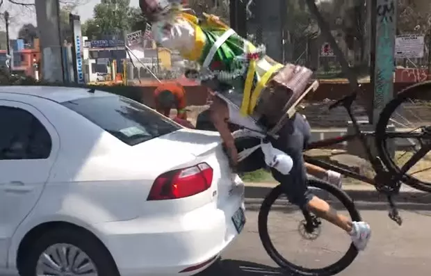 Photo №1 - Vi har lenge ventet på dette øyeblikket: Syklisten med statuen av helgen bak ryggen krasjer i bilen! Video