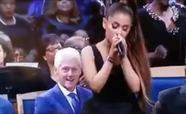 照片编号1 - 在Laja Bill Clinton上提出的网络，看着Ariana Grande穿着短裙（视频）