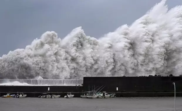 Inombolo yefoto 1 - eJapan, i-typhoon eyomeleleyo ihamba kakhulu kwiminyaka engama-20 edlulileyo (ifoto yegalari)