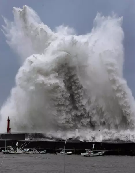 ໃນປະເທດຍີ່ປຸ່ນ, raging ຂອງ typhoon ທີ່ເຂັ້ມແຂງທີ່ສຸດໃນໄລຍະ 20 ປີທີ່ຜ່ານມາ (ຮູບພາບ) 44145_8