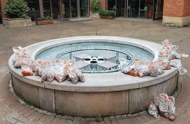 Photo №1 - 100,000 coins poured into the fountain in the UK to check how passersby react