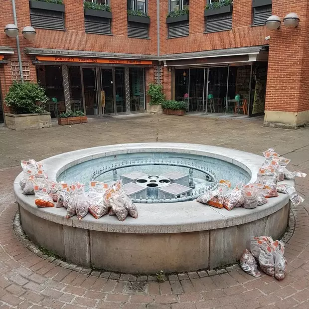 Foto №2 - 100 000 mynt hällde in i fontänen i Storbritannien för att kontrollera hur förbipasserande reagerar