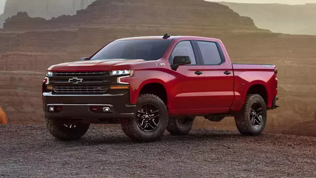 Standart Chevy Silverado Trail Boss Z71 serin ve kendi başına, ama canavar benzeri arka plan üzerinde