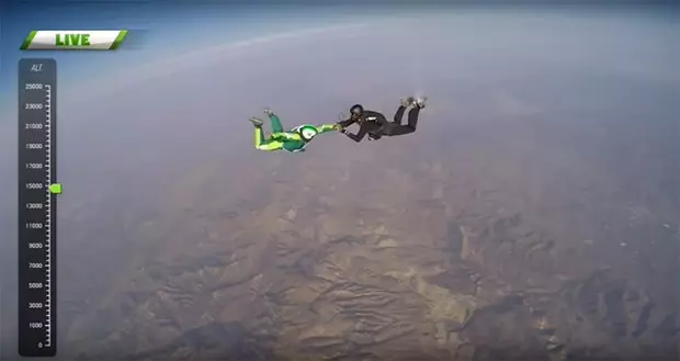 Lûqa maskek oksîjenê dide hevjînek parachute