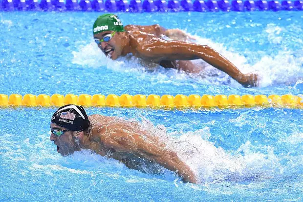 Chad le Clo, wat Phelps by die Olimpiese Spele in Londen verslaan het. En hier is sy soet wraak!