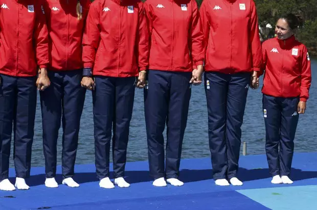 Also sieht die weibliche acht der rumänischen Nationalmannschaft in akademischer Ruder aus