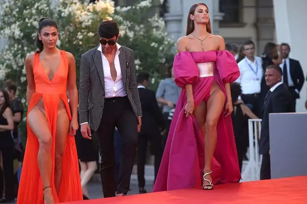 Foto número 1 - En el Festival de Venecia, el modelo llegó al estreno sin ropa interior.