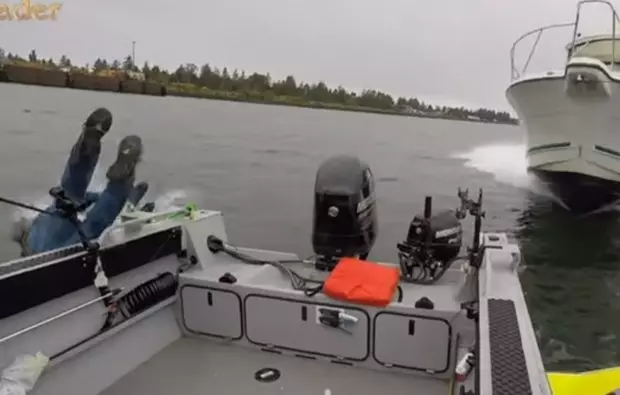 Foto №1 - Los pescadores saltaron fuera del bote por un momento antes de que el bote se estrelló en él! (video impresionante)