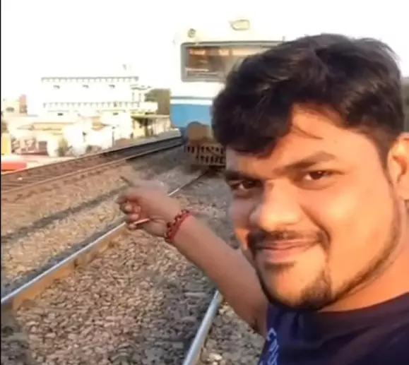Photo №1 - คนที่แต่งตัวประหลาดถ่ายทำ Selfie ที่ยอดเยี่ยมและถอดรถไฟวิ่ง (Volder Video) ของเขา