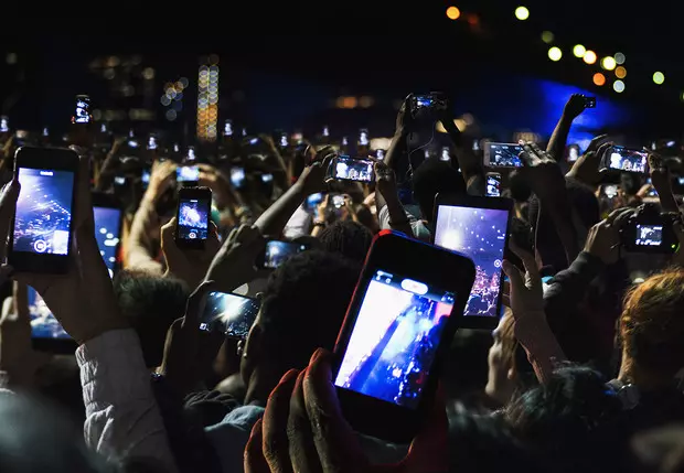 Photo №1 - in America forbade concerts with smartphones. We're for it!