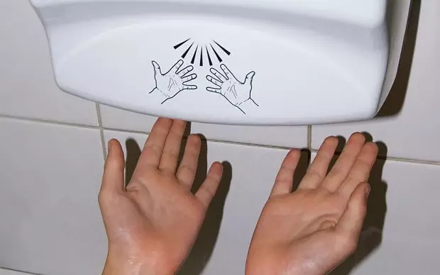 Foto №1 - Použití sušiček rukou po mytí činí jen horší