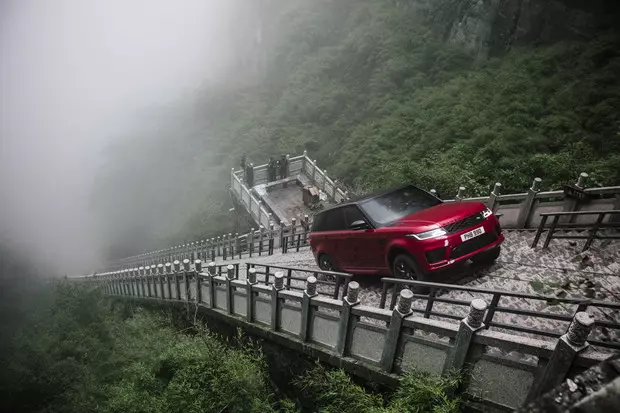 Fotografie č. 1 - Range Rover Sport dobytí Dragon Road. Nebezpečný, hrdinský video!