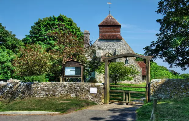 Photo №1 - In England werden zelluläre Sender an den Spitzen der Kirchen eingesetzt