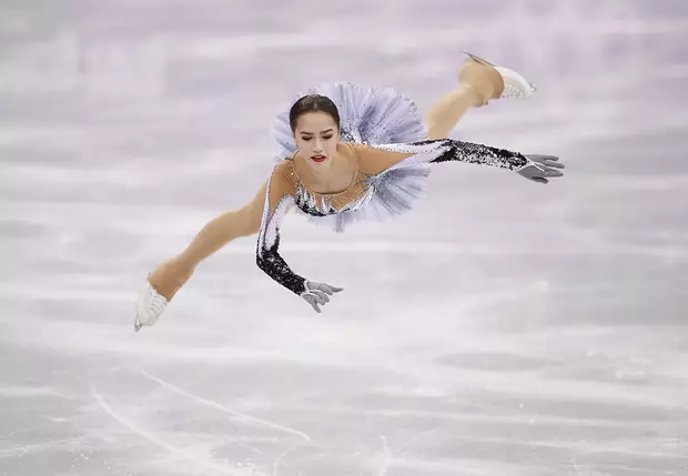 ຮູບພາບ№1 - Alina zagitova vs Evgenia Medvedev. ຫຸ່ນຍົນຂອງເດັກຍິງຈະເອົາຄໍາທໍາອິດສໍາລັບຣັດເຊຍ