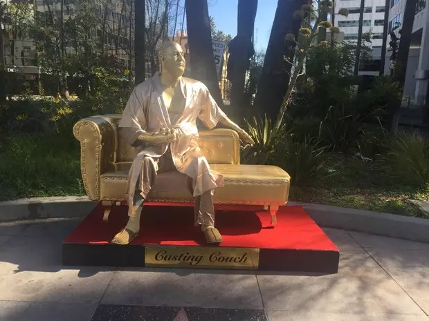 Daim Duab Tus lej 1 - hauv Hollywood, ntsia ib Monument rau Harvey Weainstein