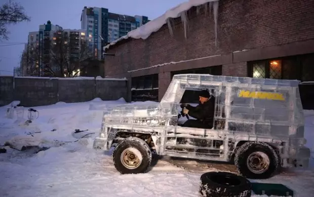 Foto №1 - Motoris dari Novosibirsk membangun SUV dari Es! Dan dia naik!