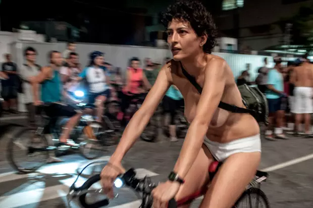 照片№2 - 通過裸體自行車騎自行車的愛好者在擰開駕駛者身上襲擊！