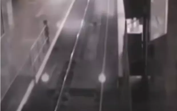 Photo Numéro 1 - Le train Ghost arrive à la gare pour ramasser des passagers à Invisible et quitte l'inconnu où! (complètement réelle vidéo)