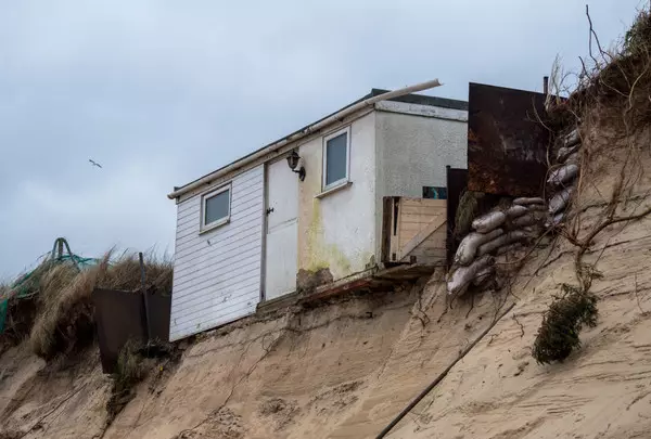 Houses depended on the break after the shore was shorn in the sea! 52224_2