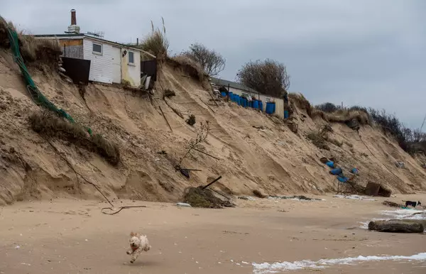 Houses depended on the break after the shore was shorn in the sea! 52224_3