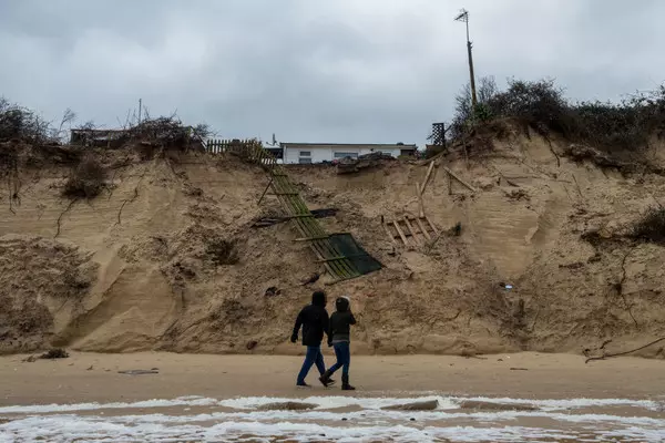 Les maisons dépendaient de la pause après que le rivage ait été bordé dans la mer! 52224_5