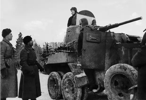 Il colonnello Catukov parla con il comandante dell'equipaggio di BA-10 Armorautomobile