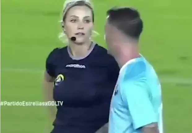 Fotografija №1 - Brazilski arbitra Djevojka Karaktivno trn nogometaš (video)