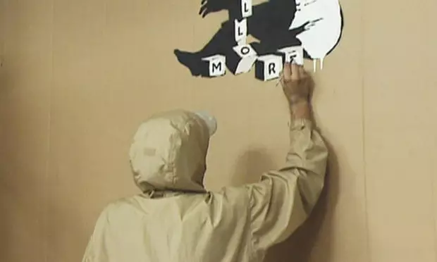 Photo №2 - Banksy (ဗွီဒီယို) အနုပညာရှင်တစ် ဦး နှင့်တီဗီလိုင်း၏မော်ဒယ်လ်အင်တာဗျူးတွင်ဗြိတိသျှသတင်းစာဆရာကိုဗြိတိသျှသတင်းစာဆရာ (ဗီဒီယို)
