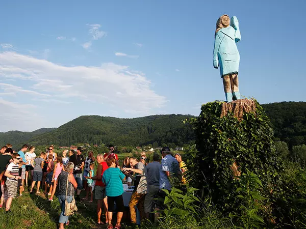 Í Slóveníu birtist tré styttan af Melaja Trump, og heimamenn eru ekki ánægðir með 53481_3