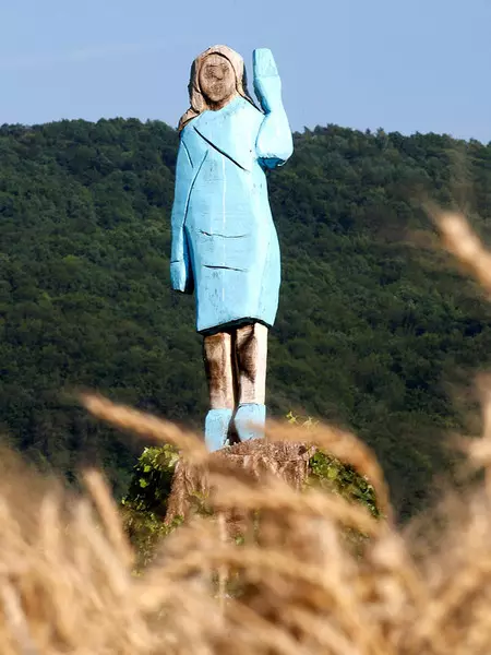 I Slovenia, oppstod en tre-statue av Melaja Trump, og lokalbefolkningen er ikke fornøyd 53481_4