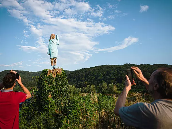 I Slovenia, oppstod en tre-statue av Melaja Trump, og lokalbefolkningen er ikke fornøyd 53481_5