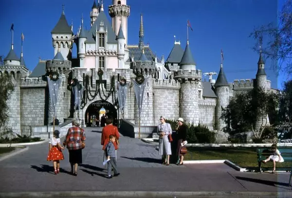 Ini adalah bagaimana Disneyland pertama melihat segera setelah pembukaan (galeri foto) 53545_33