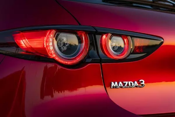 Enwere ike ịzụta mazda 3 ọhụrụ na Russia 53694_6