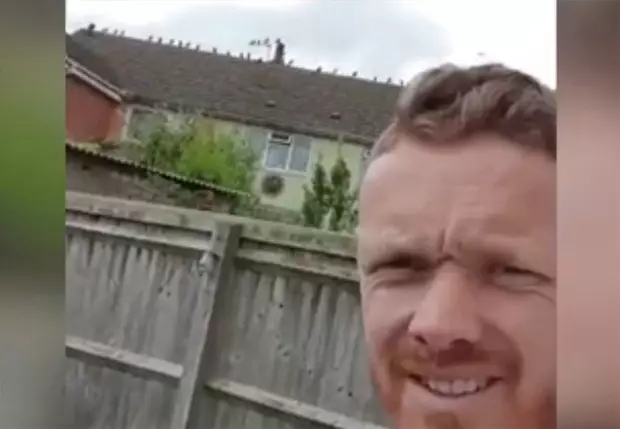 Resim №1 - Briton Can sıkıcı komşunun akın kuzgununun evine takılı (video)