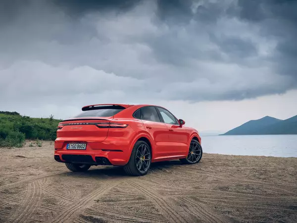 Porsche Cayenne Coupe: Kuweka katika michezo ya michezo 55626_16