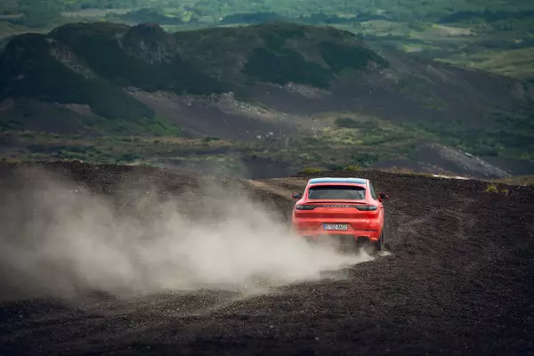 Porsche Cayenne Coupe: Kuweka katika michezo ya michezo 55626_22