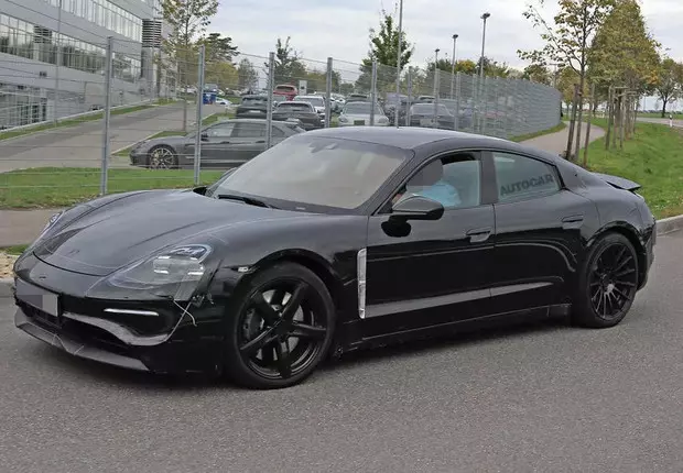 Foto nummer 2 - Porsche visade först officiellt sin första Taycan Electrosporter (foto)