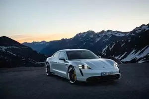 Nọmba Foto nke 3 - Porsche na-ebu ụzọ gosipụtara TAYTROSTROSTRORPORFER (foto)