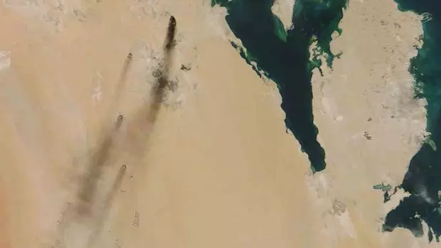 सऊदी रिफायनरी येथे आग, उपग्रह पासून फोटो.