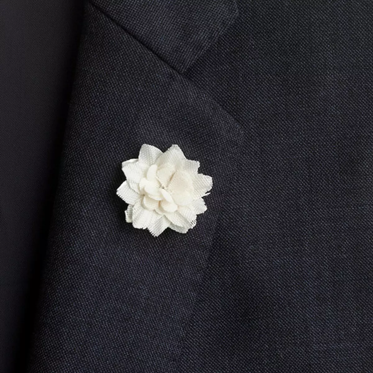 재킷의 덩어리에 Boutonniere