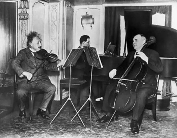 Albert Einstein hraje housle