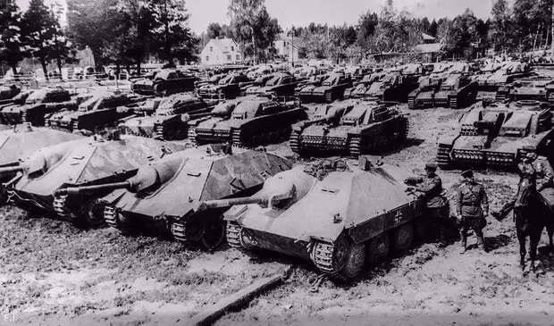 Foto №11: que o alemán é bo, entón eo exército vermello caberá - Wehrmacht Tanques con estrelas vermellas