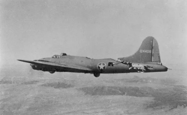 Foto nummer 2 - Flying Fortress: Som en amerikansk bomber, har mistet halen, fløy til basen