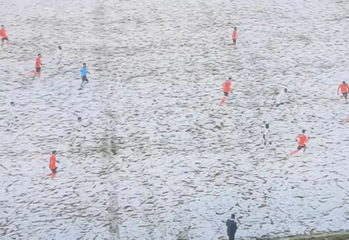 In Turkije kwamen de spelers uit om sneeuw in witte vorm te spelen en werden "onzichtbaar" (foto)