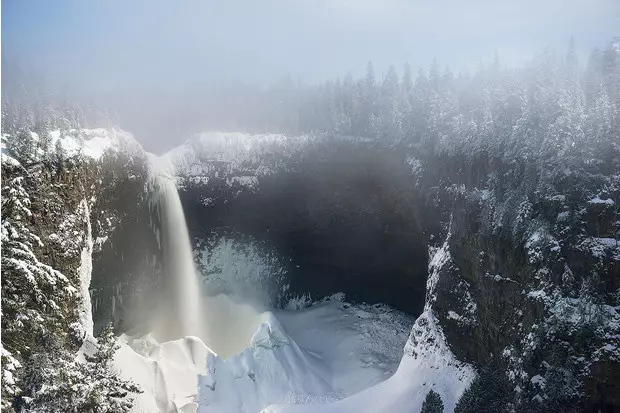 Larawan №1 - Paano makakita ng isang nagyeyelo na talon sa Canada